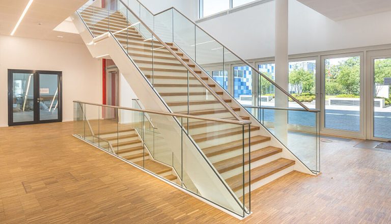 Ganzglasgeländer Balardo Komplettfamilie – BADER Glastechnologie